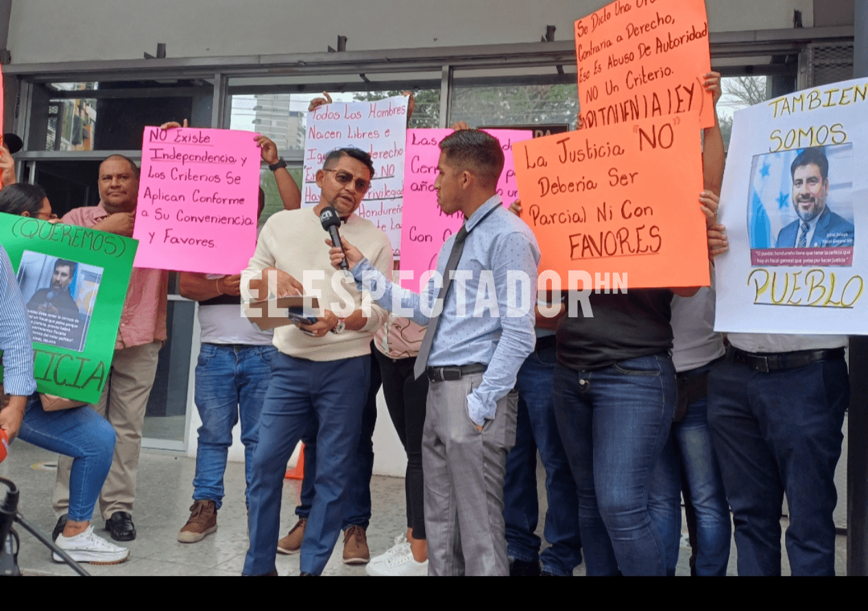 Familia Gómez Denuncia Abuso Judicial En Un Desalojo De La Col. Cerro ...